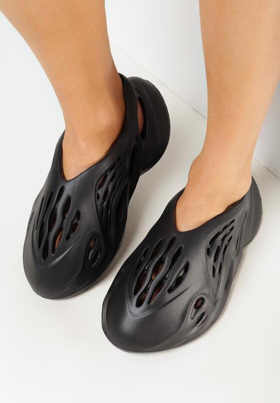 Czarne Gumowe Sneakersy z Wycięciami Semelia - Born2be