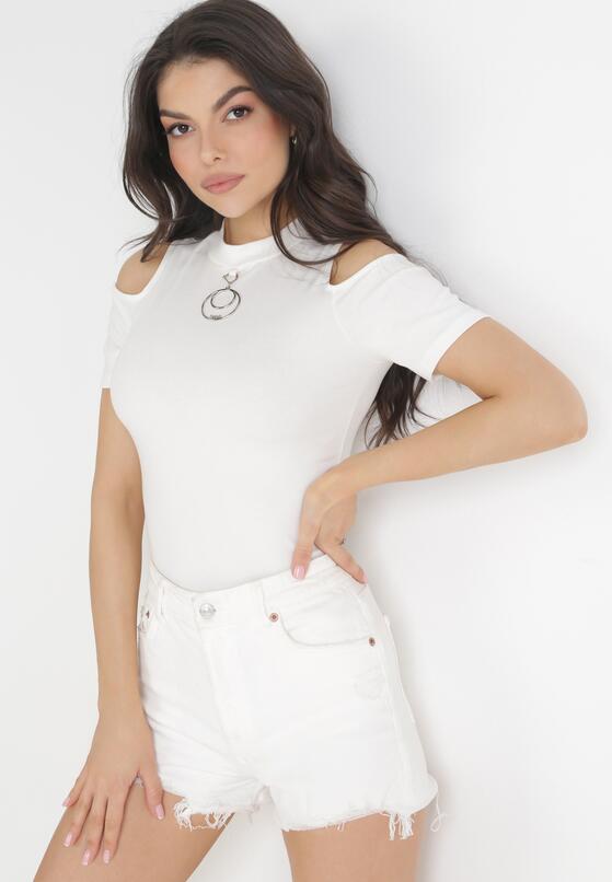 Biała Bluzka z Metalową Ozdobą i Wycięciami Jennisa - Born2be