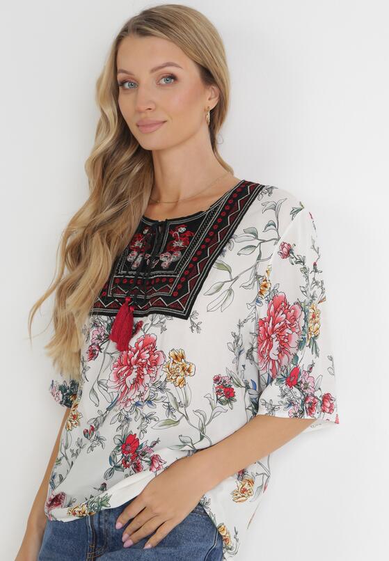 Biała Wiskozowa Bluzka w Kwiaty z Haftowanym Dekoltem i Krótkim Rękawem ...