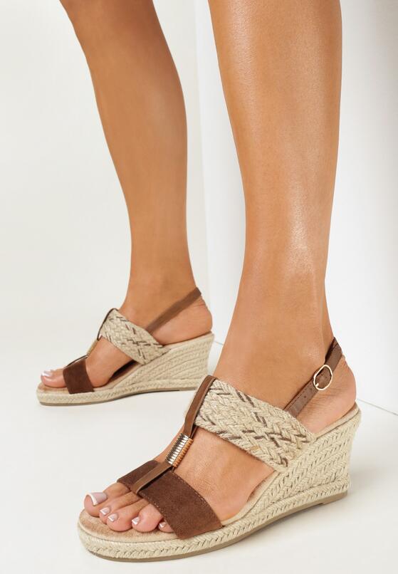 Brązowe Sandały na Koturnie z Plecionym Paskiem i Metalową Ozdobą Ezmay ...