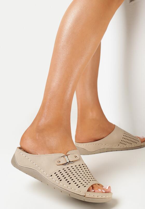 Beżowe Wsuwane Klapki z Perforacją i Metaliczną Ozdobą z Cyrkoniami ...