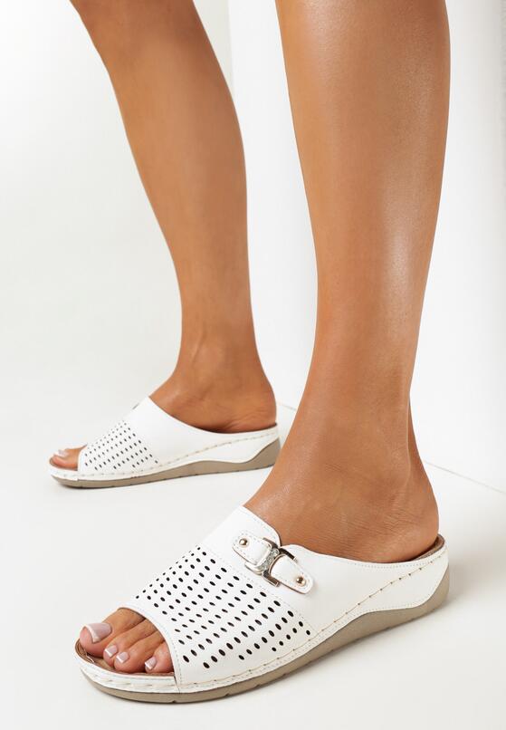 Białe Wsuwane Klapki z Perforacją i Metaliczną Ozdobą z Cyrkoniami ...
