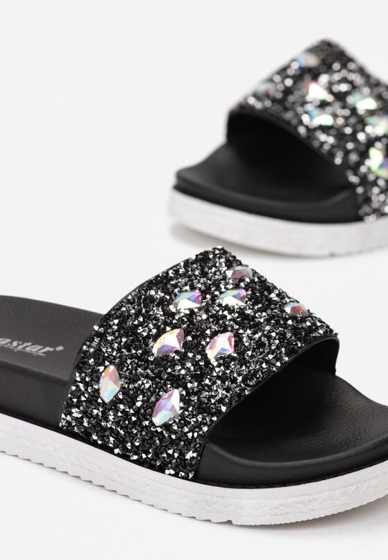 Czarne Klapki na Grubej Podeszwie z Paskiem w Kamienie Sanvin - Born2be