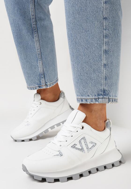 Białe Sneakersy z Brokatową Naszywką i Szerokim Bieżnikiem Aduria - Born2be