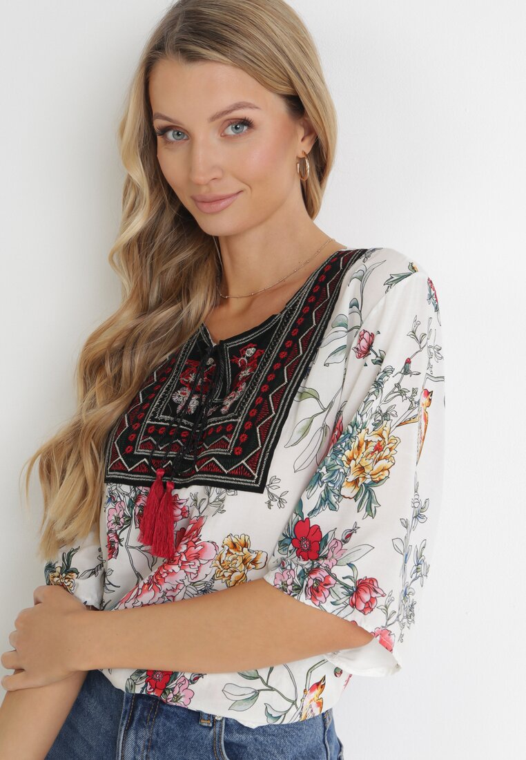 Biała Wiskozowa Bluzka w Kwiaty z Haftowanym Dekoltem i Krótkim Rękawem ...